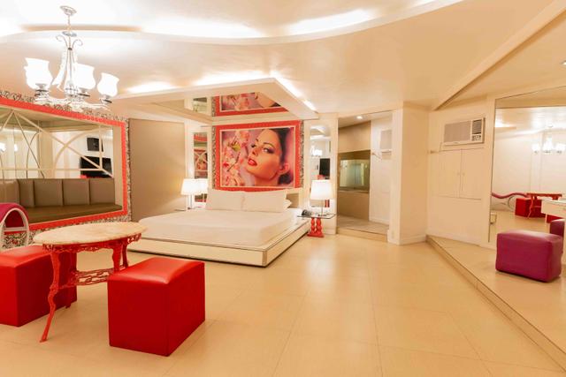 picture of the suite room, "PINK ROOM"